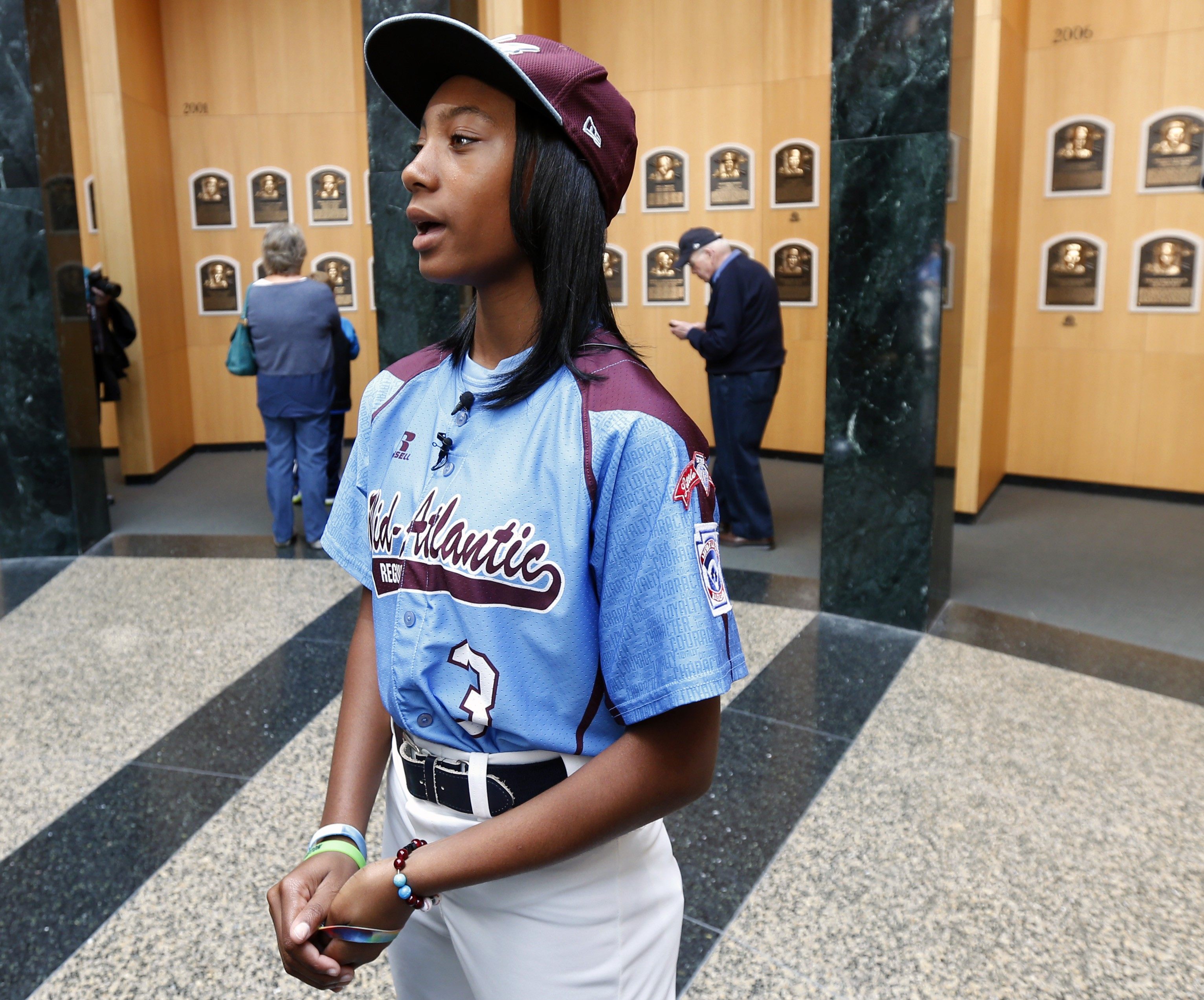 Mo Ne Davis Reinstate Baseball Player After Offensive Tweet Breitbart