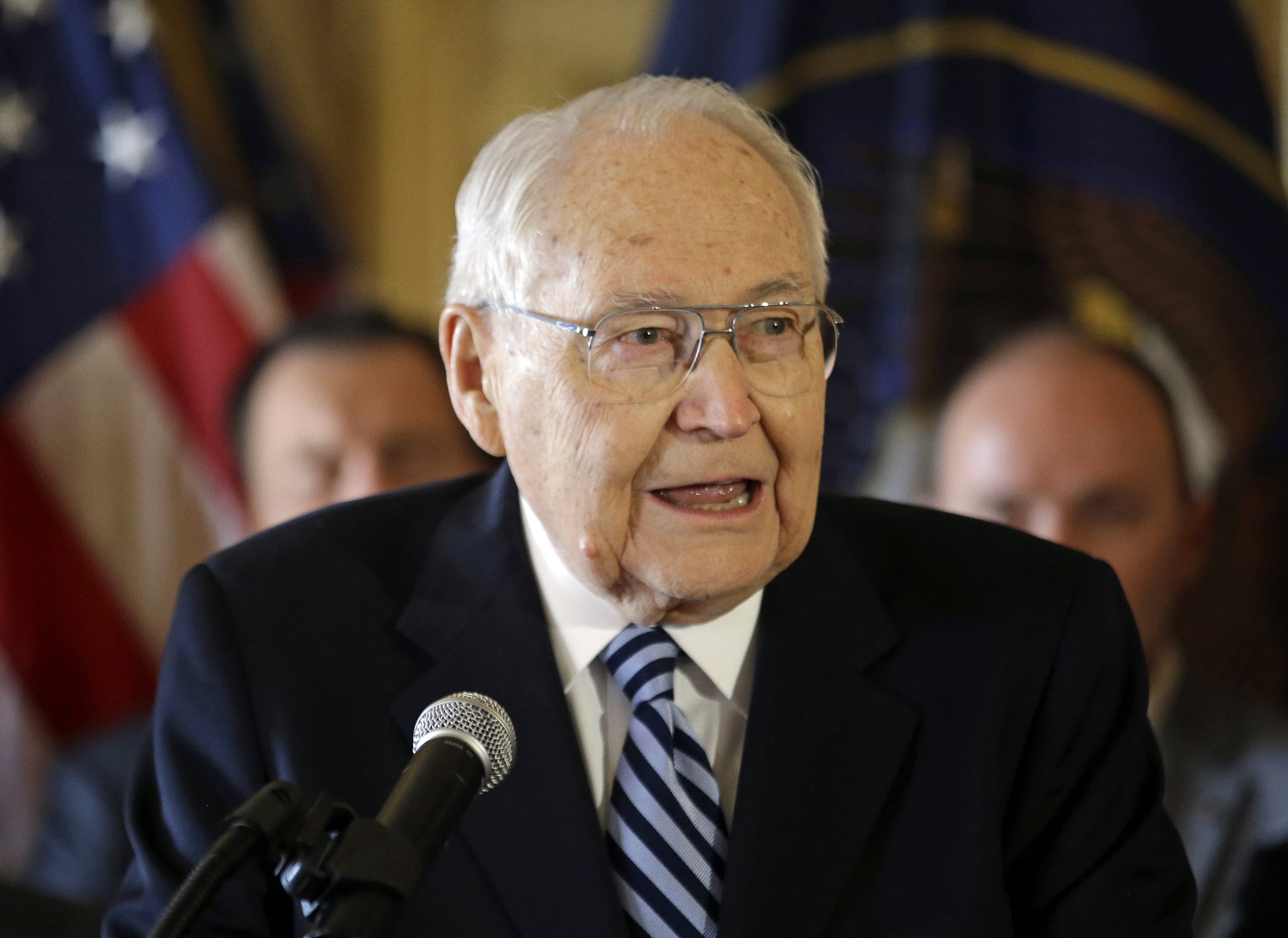 Top-ranking Mormon leader L. Tom Perry dies from cancer - Breitbart