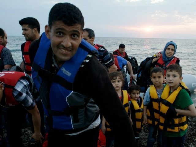 Report: Syrian Gangs Dominate Human Trafficking Across Aegean into Europe