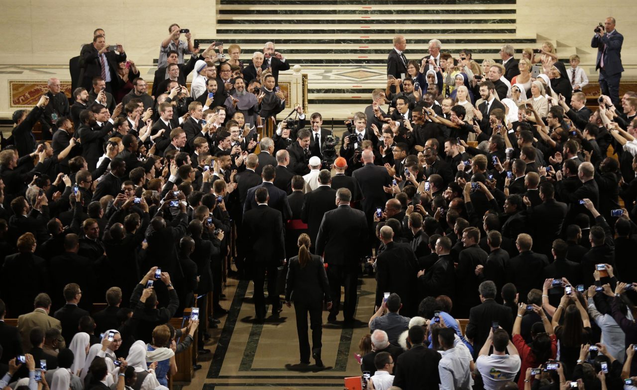 AP PHOTOS: Adoring crowds greet pope in nation's capital - Breitbart