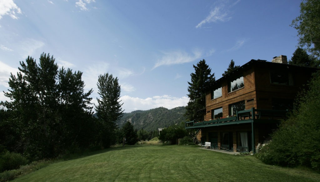 Antlers taken by Hunter S. Thompson return to Hemingway home - Breitbart