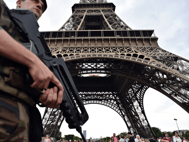 Terror: Paris to Build Eight-Foot Bulletproof Wall Around Eiffel Tower