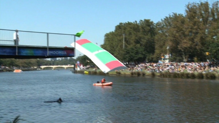 Bra parachute wins Australia flying contest - Breitbart