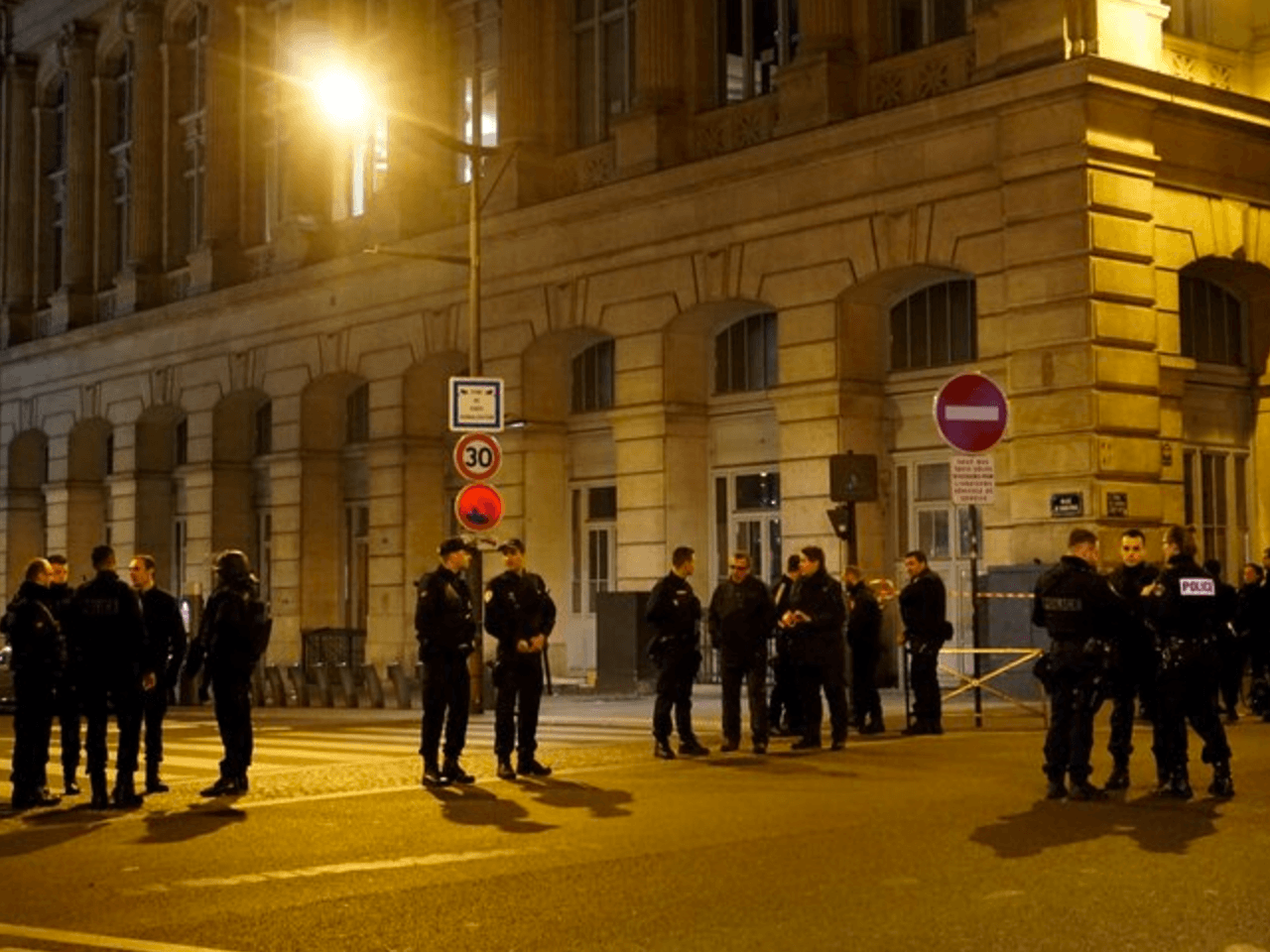 Police Lock Down Paris Train Station, Evacuate Passengers