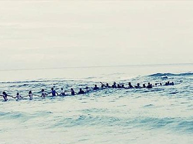 Beachgoers Form Human Chain to Rescue Drowning Family at Florida Beach