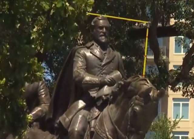 Dallas Removes Statue of Confederate Gen. Robert E. Lee from Park