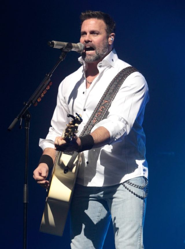 Stars honor country singer Troy Gentry at Opry memorial - Breitbart