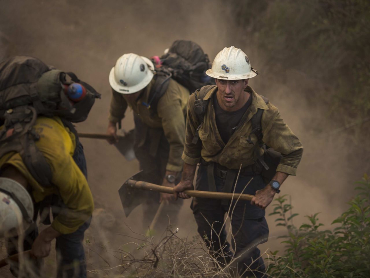 Santa Barbara a 'Ghost Town' as Residents Flee, Firefighters Battle ...