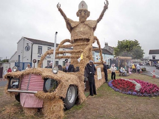 Effigy of Pope Francis Wins Annual Irish Scarecrow Festival | Breitbart