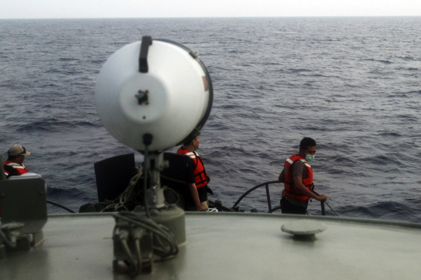 Divers recover jet's flight recorder on Indonesia seafloor - Breitbart Divers recover jet's flight recorder on Indonesia seafloor - Breitbart