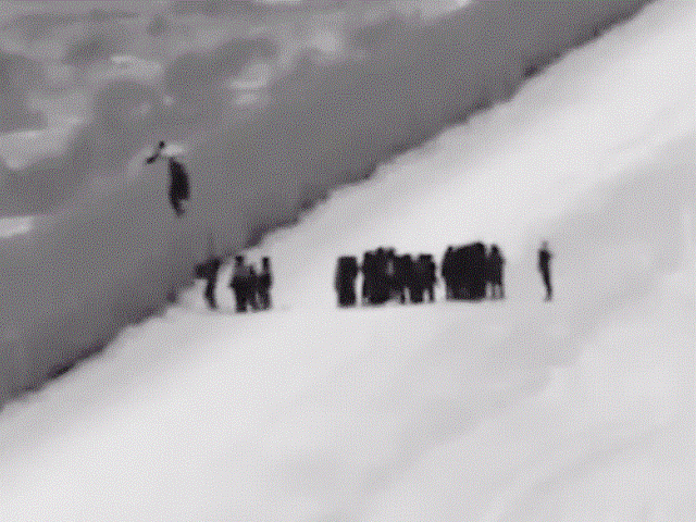 110 Migrants Climbing Outdated Border Fence Caught on Camera