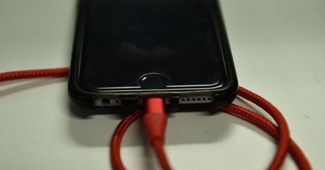 Experts Warn Charging Cables Could Be Used to Hack Phones