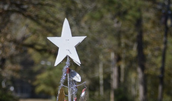 Pothole Christmas tree inspires pastor to write holiday song - Breitbart