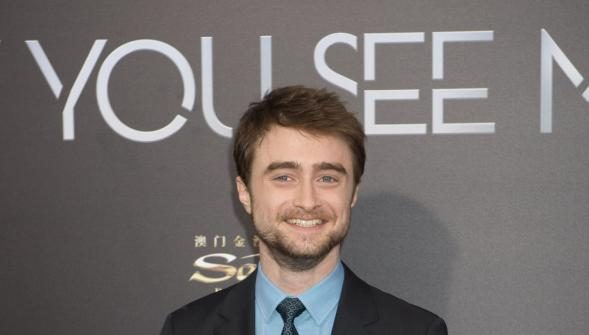 Daniel Radcliffe displays his 'Jurassic Park' Lego set on 'Late Show ...