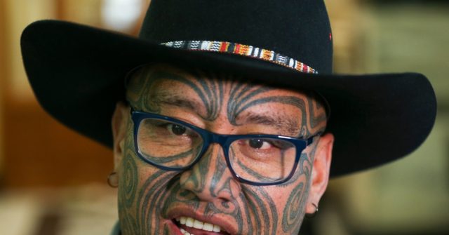 New Zealand Maori Lawmaker Rejects Necktie as 'Colonial Noose'