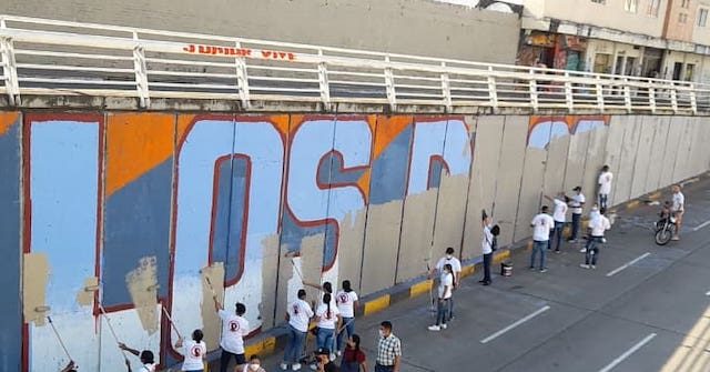 Colombia: Dozens of Volunteers Stay Up All Night Removing Anti-Police ...