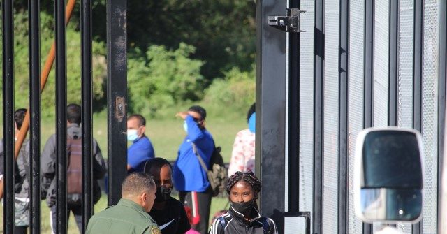 EXCLUSIVE VIDEO: Border Patrol Opens Gates to Hundreds of Migrants near ...