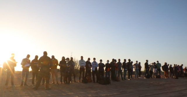 1800 Migrants in Custody After Group Border Crossings in Arizona