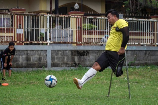 One-legged Indonesian keeps football dream alive - Breitbart