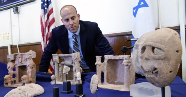 Artifacts seized from U.S. billionaire returned to Israel - Breitbart Artifacts seized from U.S. billionaire returned to Israel - Breitbart