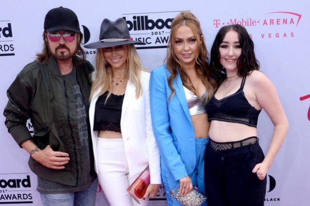 Noah Cyrus performs 'I Burned LA Down' on 'Jimmy Kimmel Live!' - Breitbart