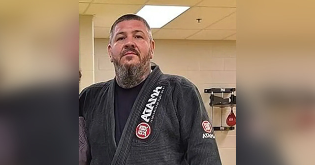 Police: MMA Fighter Takes Down Suspect Attacking Officer on Roadway