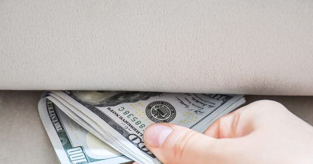VIDEO: Woman Finds $36K in Couch She Got Online, Returns It to Family