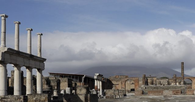 US tourist falls into crater of Mount Vesuvius, is rescued - Breitbart