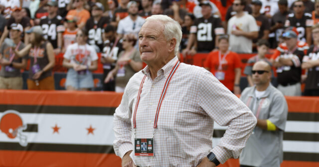 Fan arrested for allegedly throwing bottle at Browns owner - Breitbart