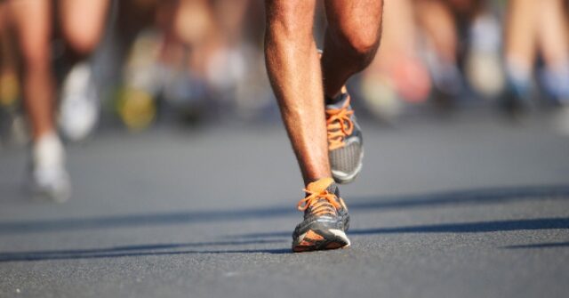 VIDEO: NYC Marathon Runner Sets Record Pace Before Collapsing with Only ...