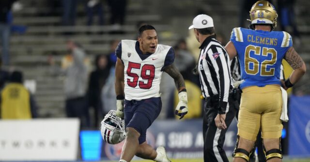 de Laura leads Arizona to road upset over No. 9 UCLA 34-28 - Breitbart