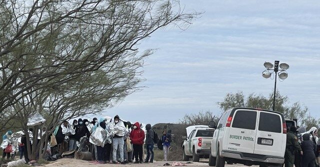 Hundreds of Migrants Cross West Texas Border River in Freezing Temps