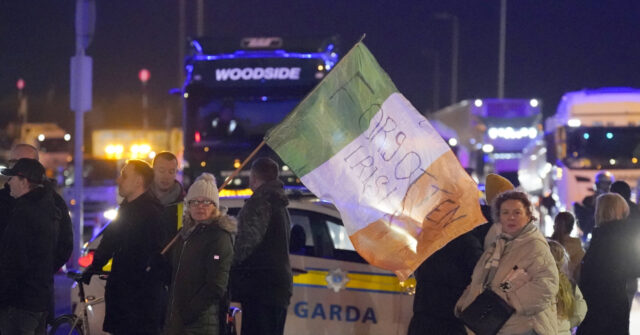 Irish Senators Want Anti-Migrant Crisis Protests to Be Made Illegal