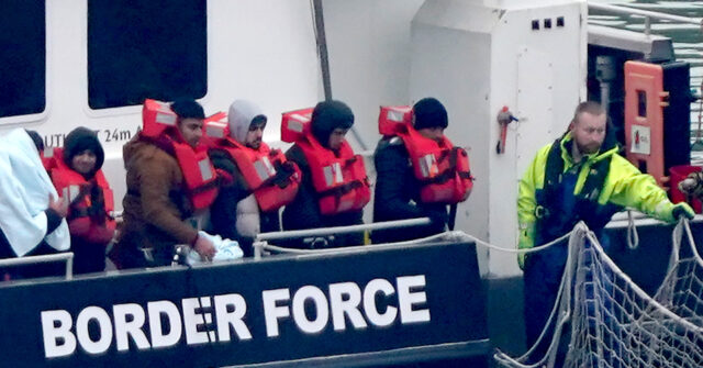 UK to Hand Thousands of Migrants Asylum without Even Talking to Them