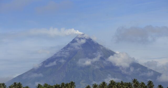 Rescuers climb Philippine volcano to reach plane crash site - Breitbart