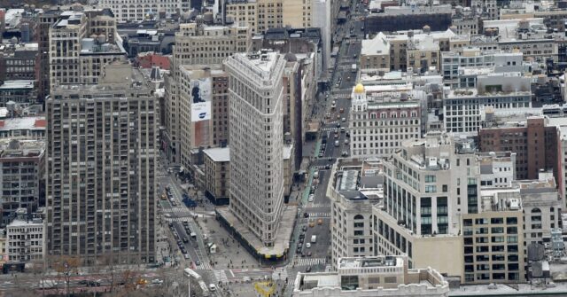 Man buys NY's iconic Flatiron building at auction, then backs out ...