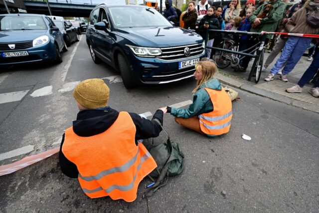 Climate activists block Berlin roads again - Breitbart