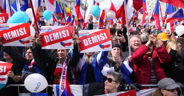 Thousands turn out for anti-government protest in Prague - Breitbart