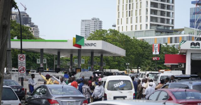 Drivers line up for gasoline across Nigeria after new president scraps fuel subsidy - Breitbart
