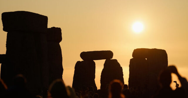 Pix: Solstice Brings Thousands to England's Ancient Stonehenge
