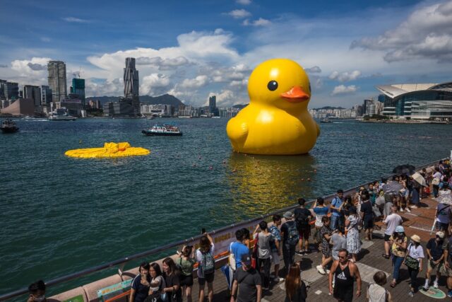 Giant rubber duck no match for Hong Kong's baking heat - Breitbart