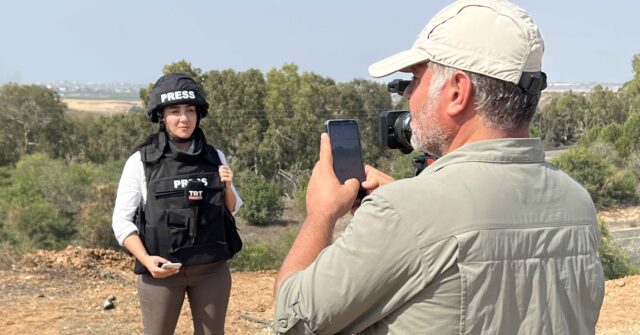 WATCH: Reporters in Flak Jackets, Cameramen in T-shirts at Gaza Border