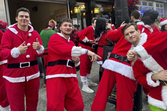 Thousands of revelers descend on NYC for annual Santa-themed bar crawl ...
