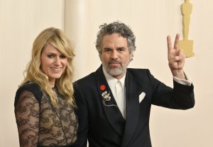 Stars wore red pins to the Oscars calling for Israel-Gaza ceasefire ...
