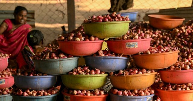 India's onion farmers cry foul at politicians' price recipe - Breitbart