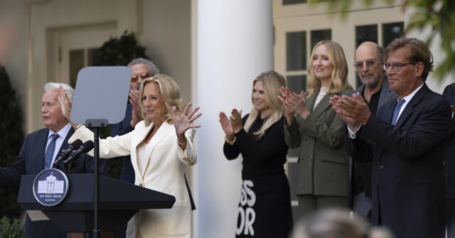 'The West Wing' cast visits the White House for a 25th anniversary ...