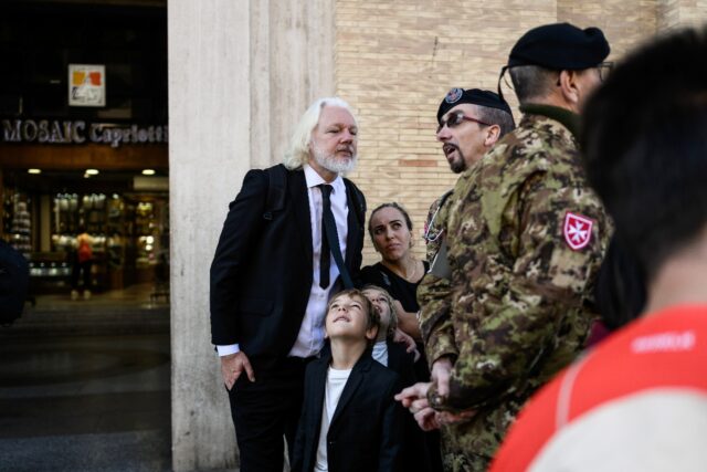 Wikileaks founder Assange joins crowds for pope funeral - Breitbart