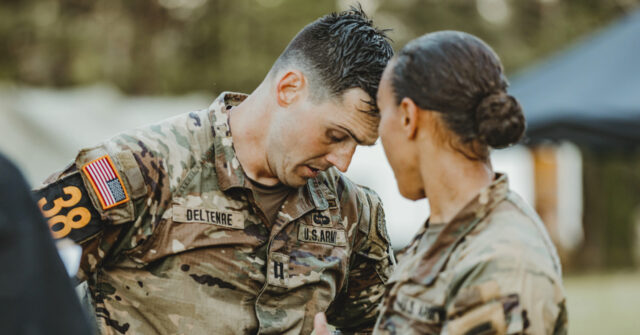 Female soldier becomes the first woman to compete in the grueling Army ...