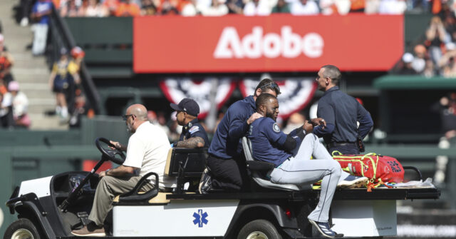 Mariners' Robles carted off field with shoulder injury after making ...