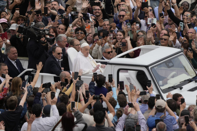 Pope Francis emerges from convalescence on Easter, delights crowd with ...